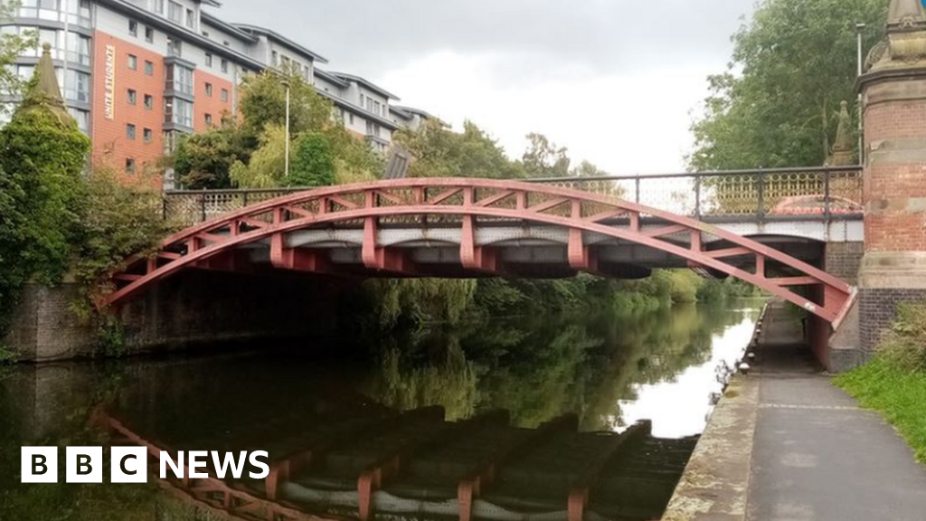Listed Leicester bridge set to be repaired after crash - BBC News