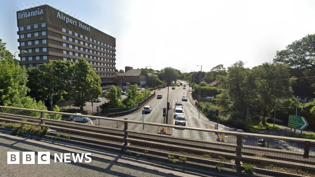 Man electrocuted by pylon in Manchester near M60 dies - BBC News