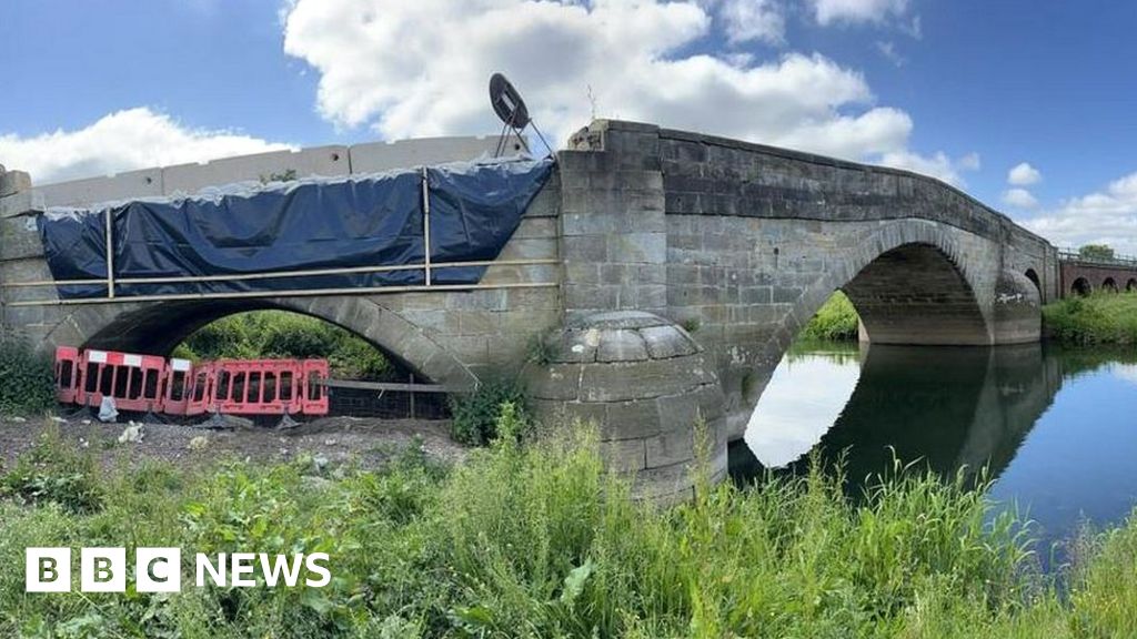 Bubwith bridge repairs could add an hour to journeys - villagers - BBC News