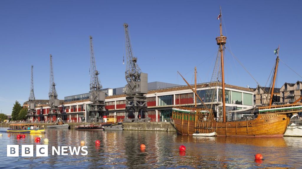 Grade II status for Bristol docks' 'commanding' cranes - BBC News