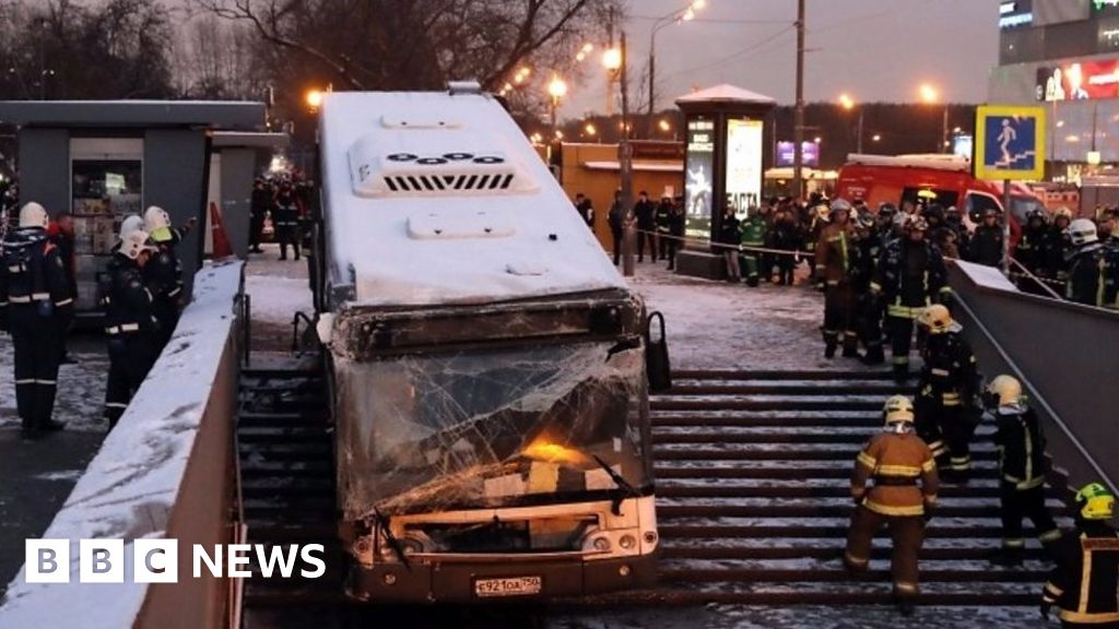 Moscow subway bus crash kills several - BBC News