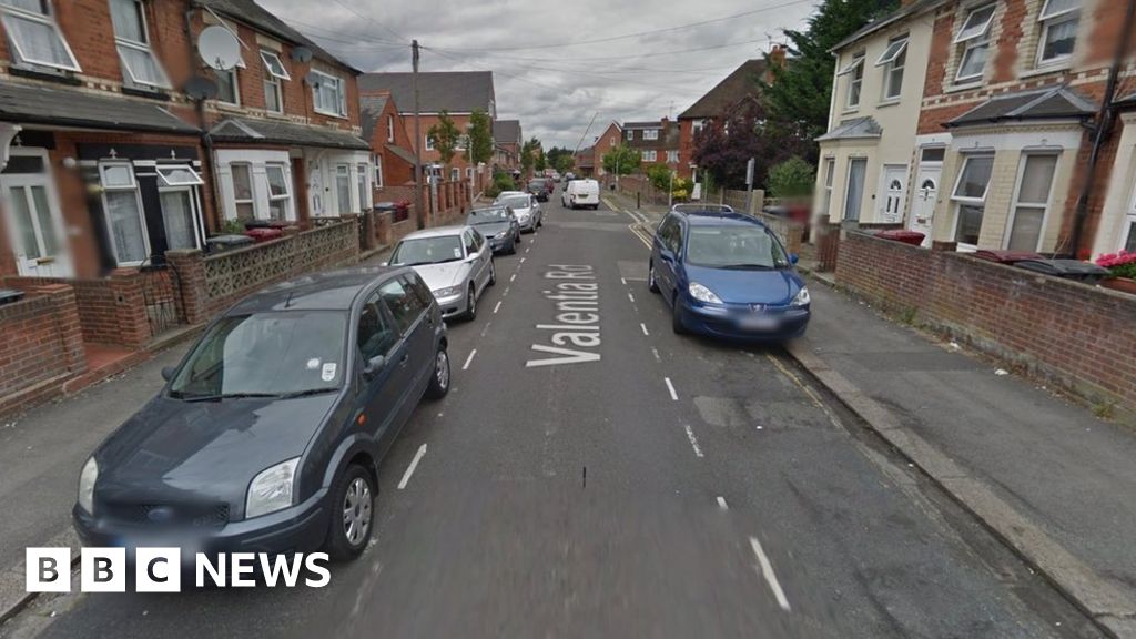 Teenage boy forced into car during Reading kidnapping - BBC News