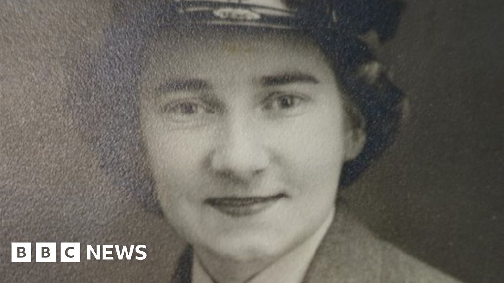 Military honours at funeral for Leicestershire RAF plotter - BBC News