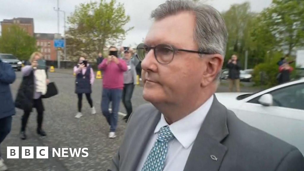 Sir Jeffrey Donaldson arrives at Newry Courthouse - BBC News