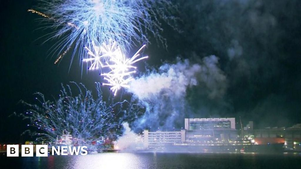 Fireworks in Edinburgh to celebrate Queen's reign - BBC News
