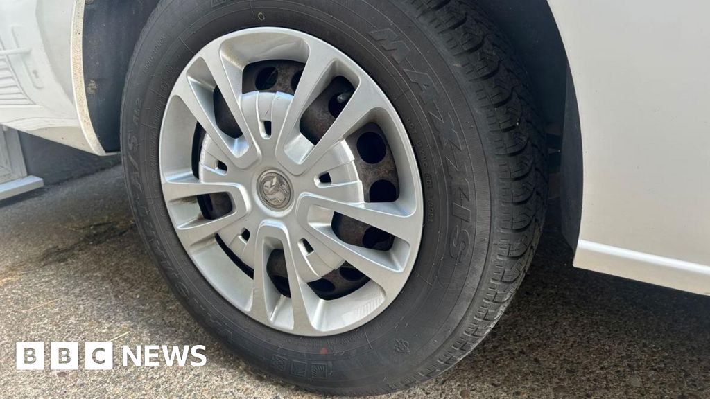 Police highlight rise in reports of poor driving around schools - BBC News