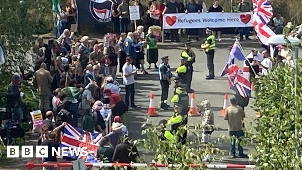 Council leader urges end to asylum hotel protests in Exeter