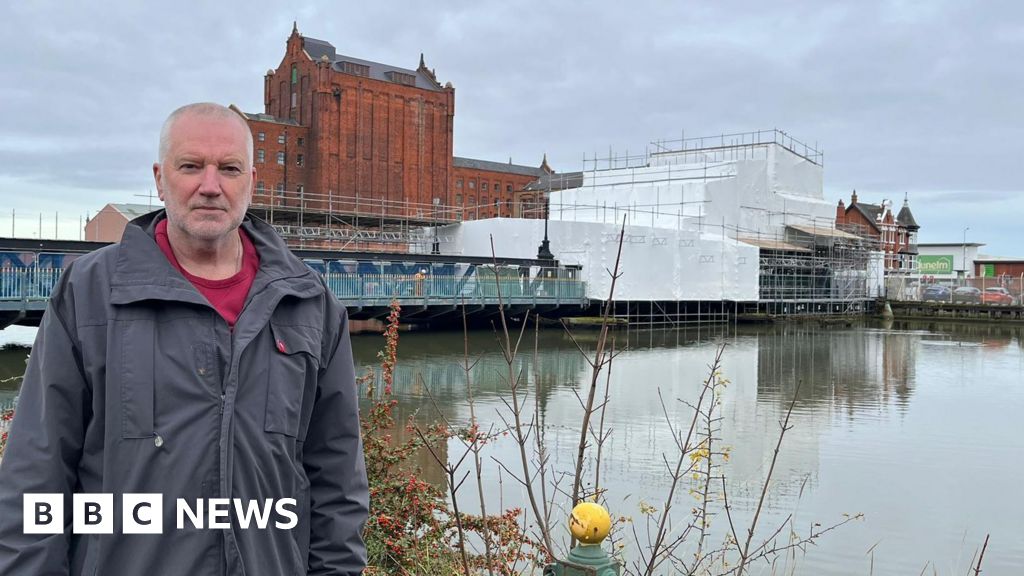 Probe call over Grimsby Corporation Road Bridge repairs rejected - BBC News