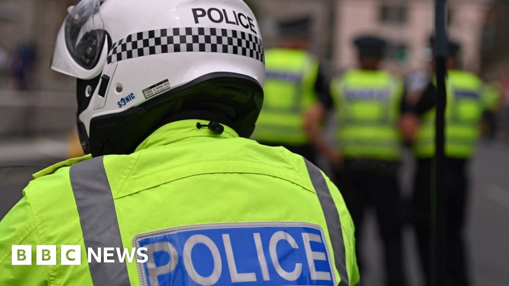 Police costume thieves in Falkirk 'may pose as officers' - BBC News