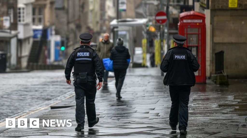 Coronavirus: Frontline police to get protective gear - BBC News