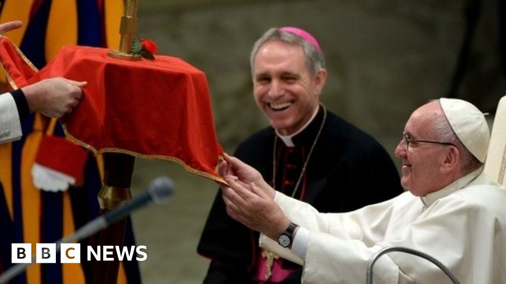 Circus troupe entertains Pope Francis at Vatican - BBC News