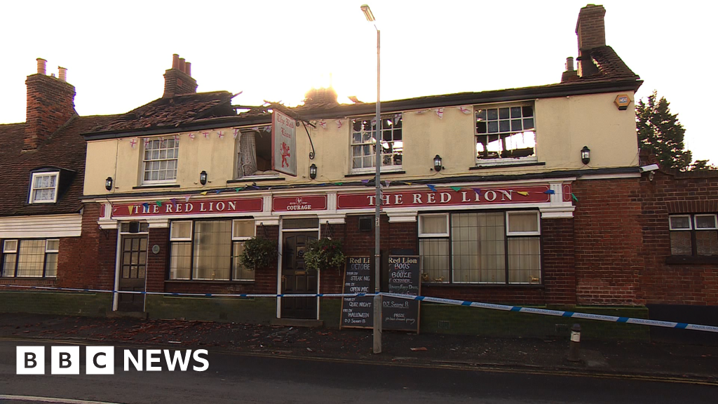 Fire destroys roof of 150-year-old pub at Great Wakering - BBC News