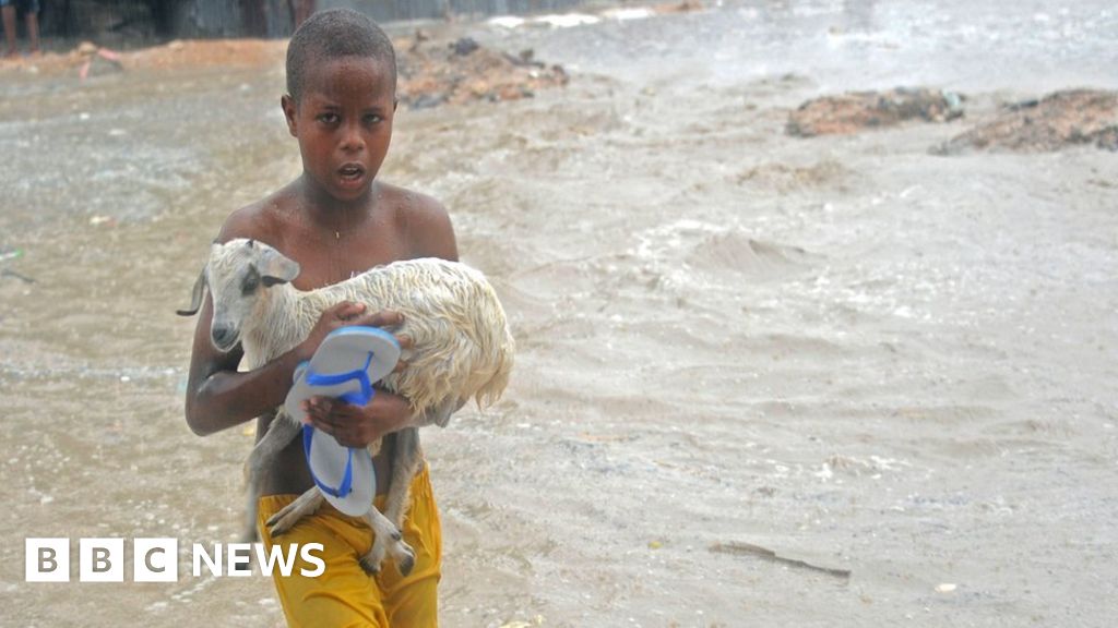 Somalia food crisis: 300,000 children need help, says UN - BBC News
