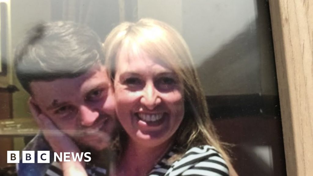 Conner Marshall's mum tells pupils of organ donation decision - BBC News