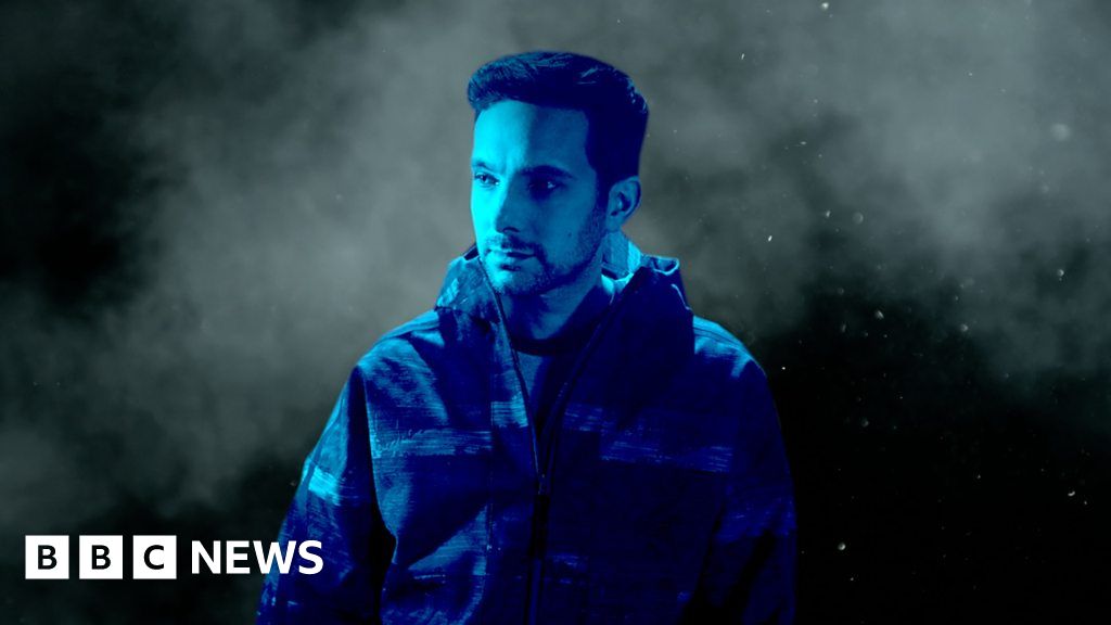 Magician Dynamo surprises Hampshire youth club - BBC News