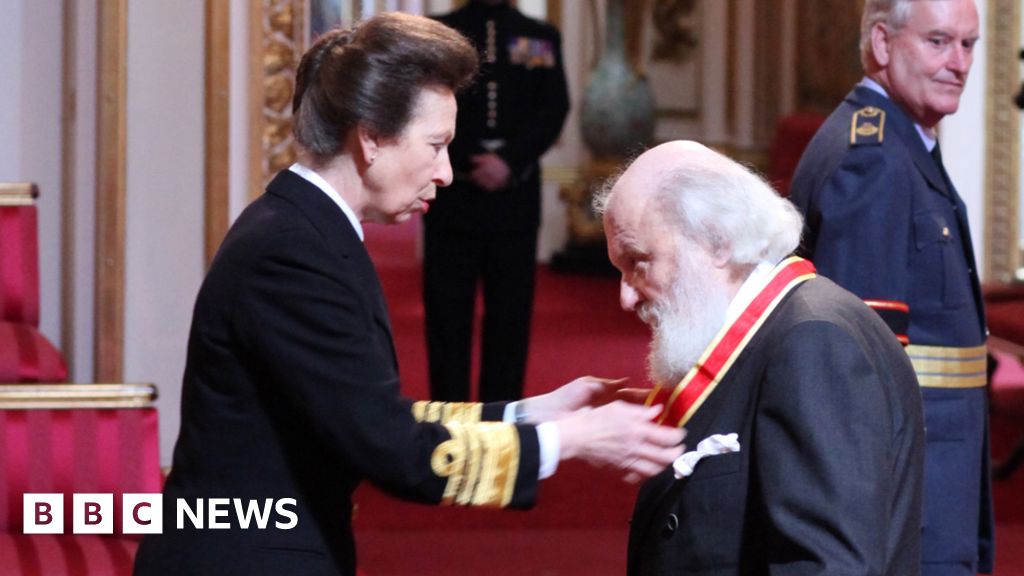 Poet Sir Geoffrey Hill dies aged 84 - BBC News