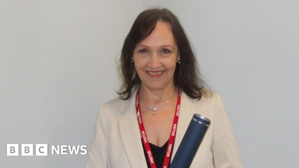 Bravery award for Fort William 'gun' incident librarian - BBC News