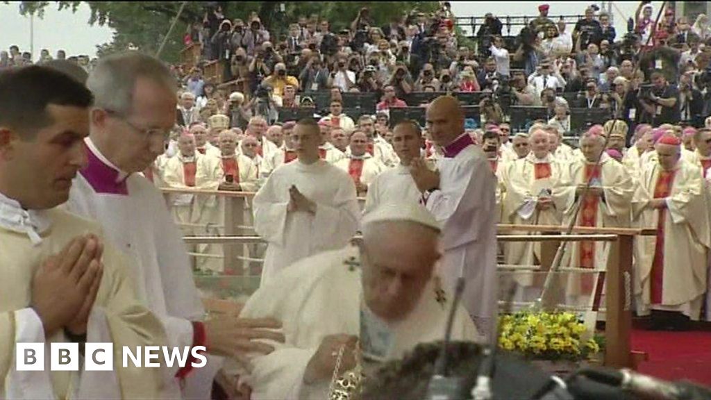 Pope Francis falls to the ground as he arrives to celebrate Mass in ...