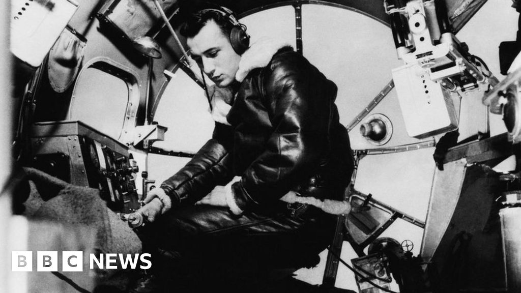 In pictures: American airmen in England during World War Two - BBC News