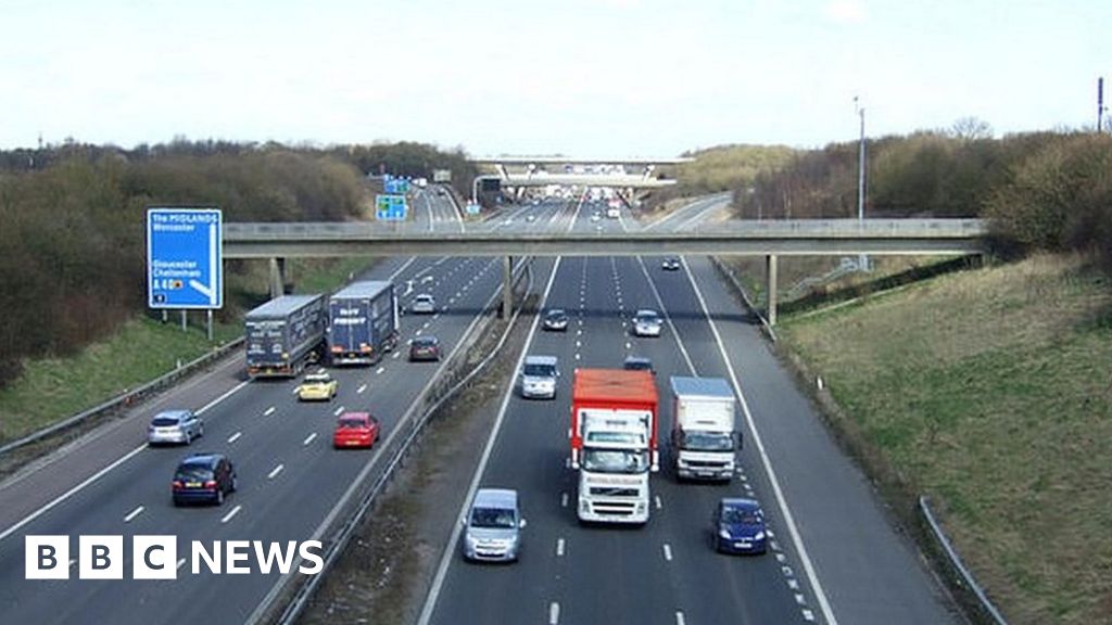 M5 bridge closures causing traffic 'nightmare' say drivers - BBC News
