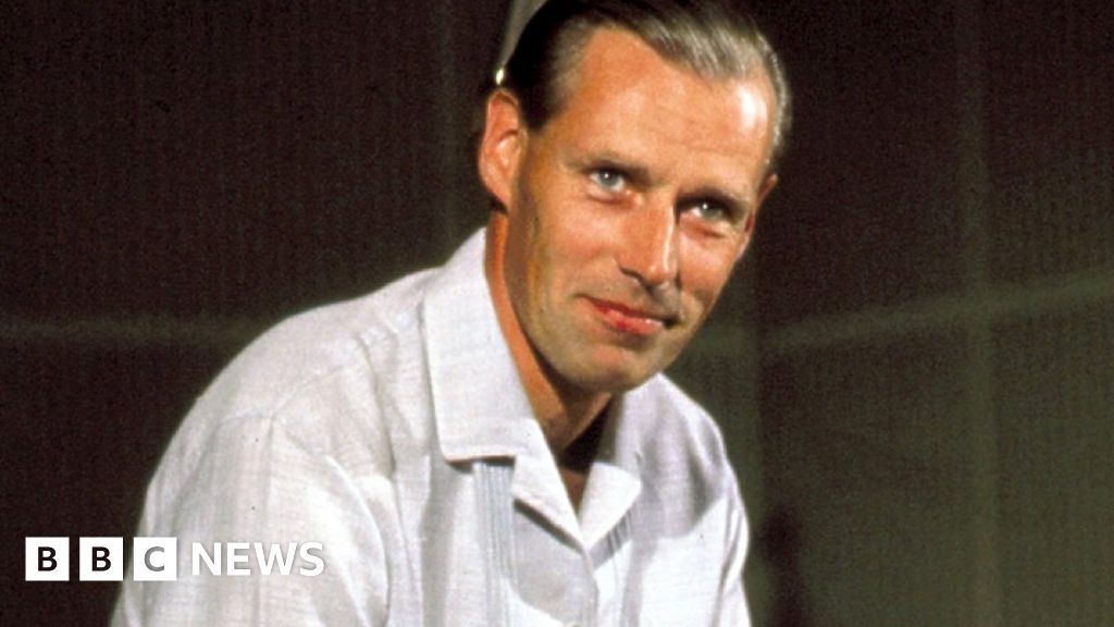 Sir George Martin 'made' The Beatles - BBC News