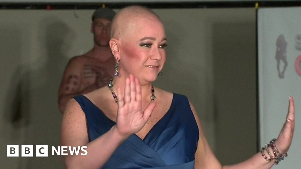 Catwalk models put cancer in spotlight - BBC News