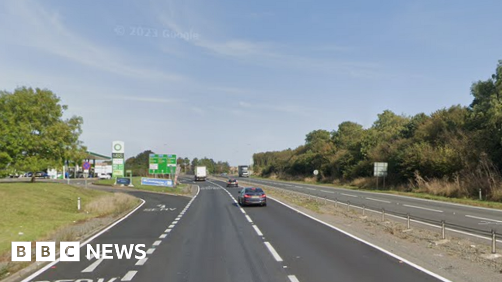Pedestrian dies in three-vehicle crash on Northants A43 - BBC News