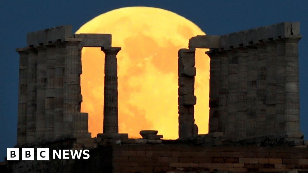 In pictures: Blood moon around the world - BBC News