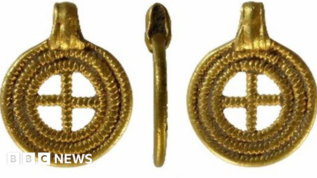 Anglo-Saxon gold pendant found in Norfolk declared treasure - BBC News