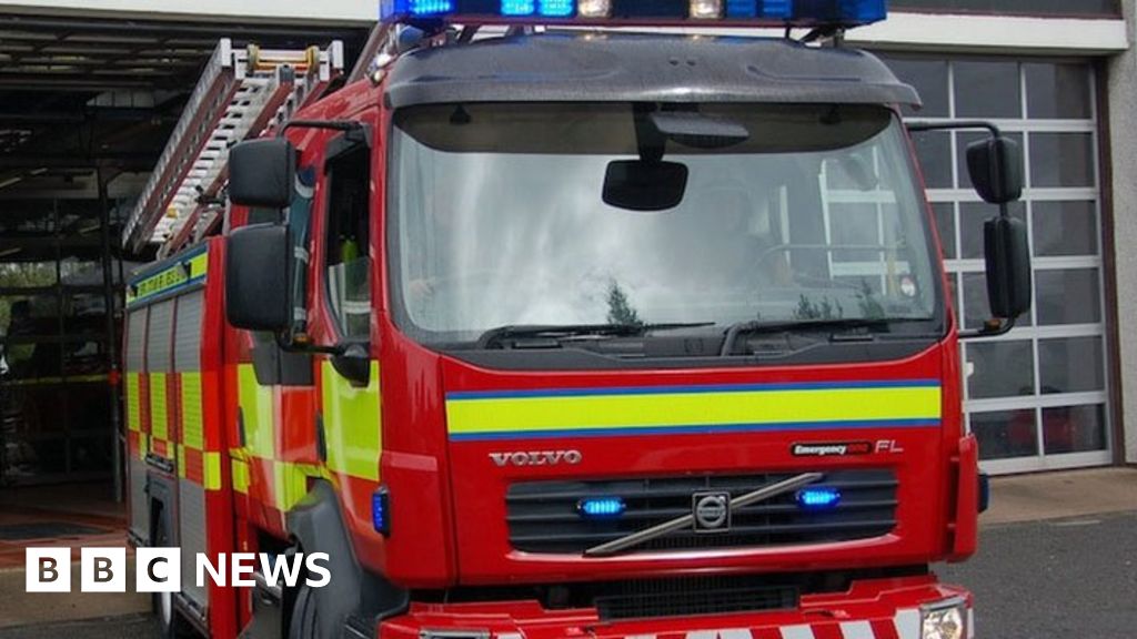 Fire crews tackle industrial estate blaze in Perth - BBC News