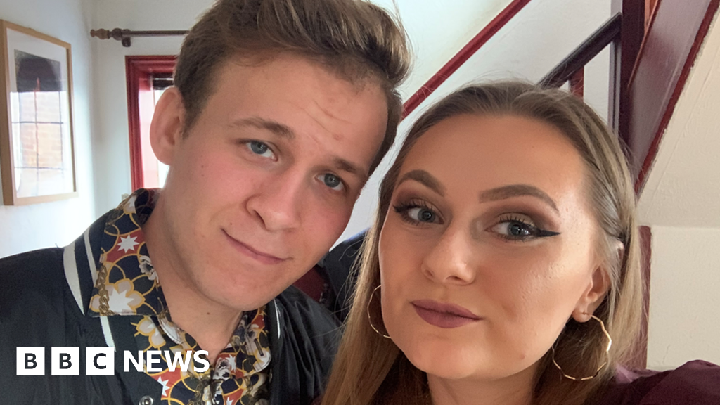 'Thomas Cook crash almost ruined my marriage proposal' - BBC News