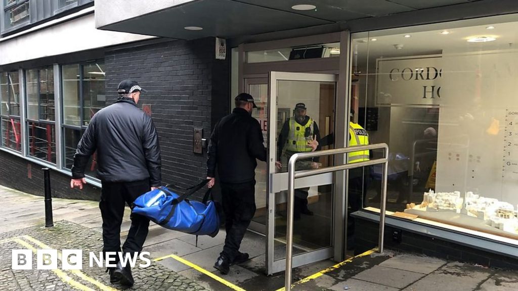 Police enter SNP headquarters in Edinburgh - BBC News