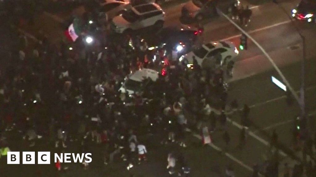 US election 2016: Demonstrations near California Trump rally - BBC News