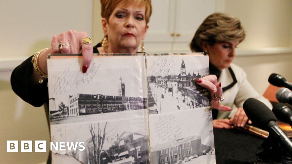 Roy Moore accuser Beverly Nelson added note to evidence - BBC News