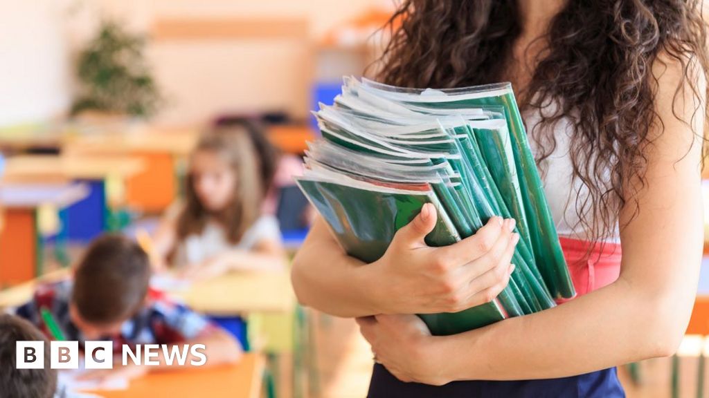 Labour warns of 60% four-year rise in unqualified teachers - BBC News