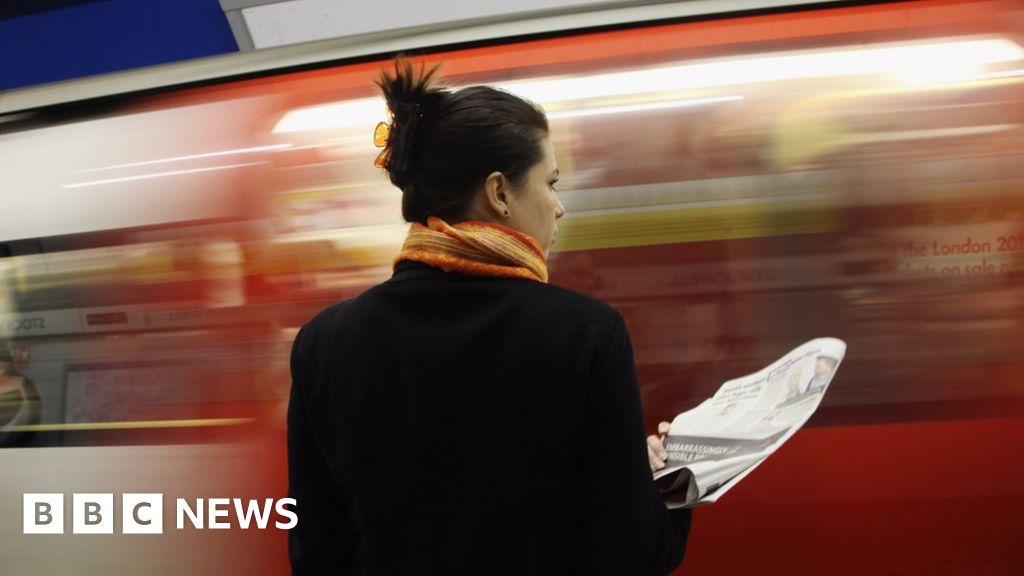 Overcrowding warning after Tube line upgrades suspended - BBC News