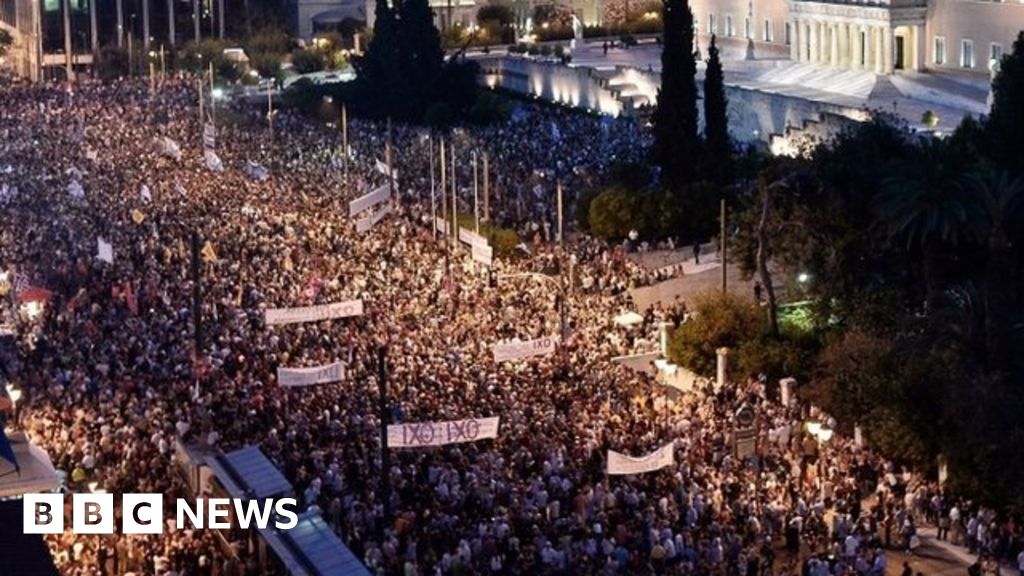Huge pro-government show of support in Greece - BBC News