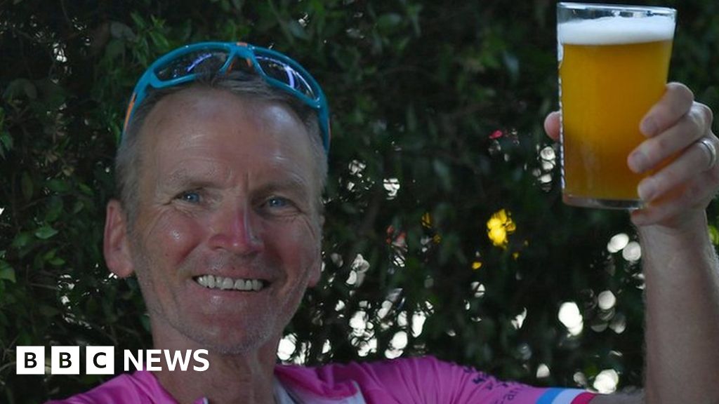 Geoff Thomas MBE: Ex-Wolves player completes Tour de France - BBC News