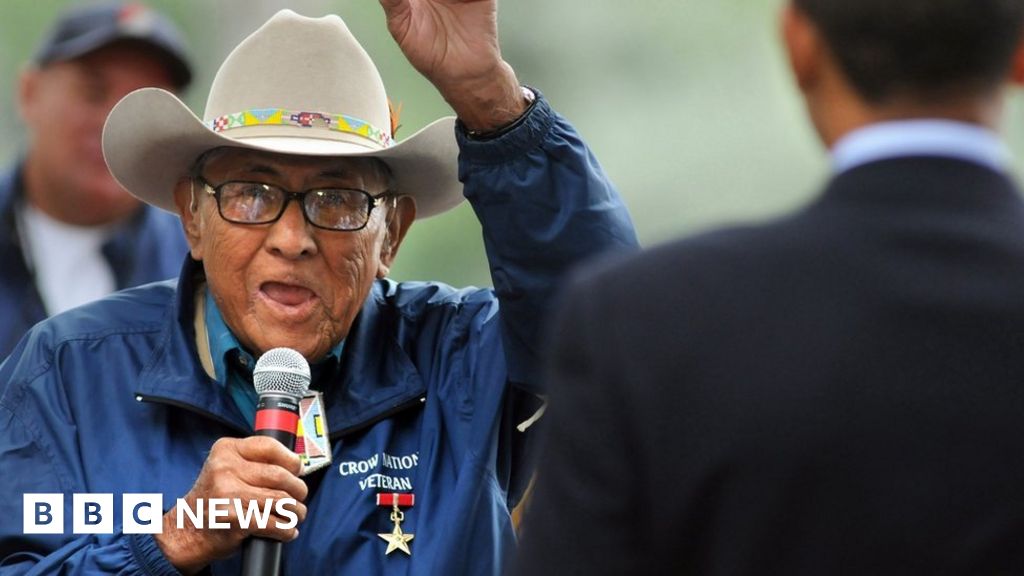 Native American chief Joe Medicine Crow dies aged 102 - BBC News