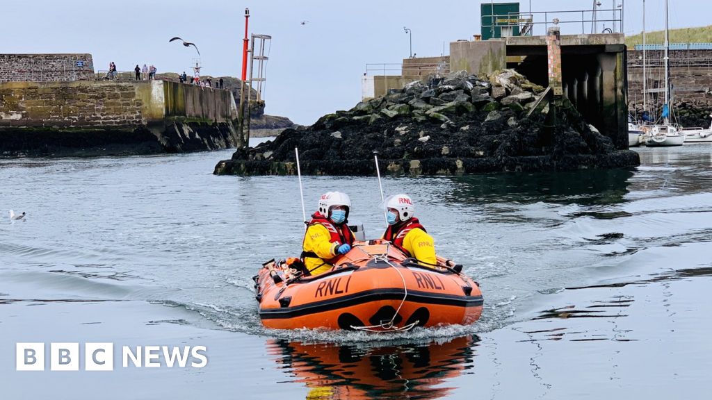 Eyemouth lifeboat crew rescues stranded coastal walker - BBC News