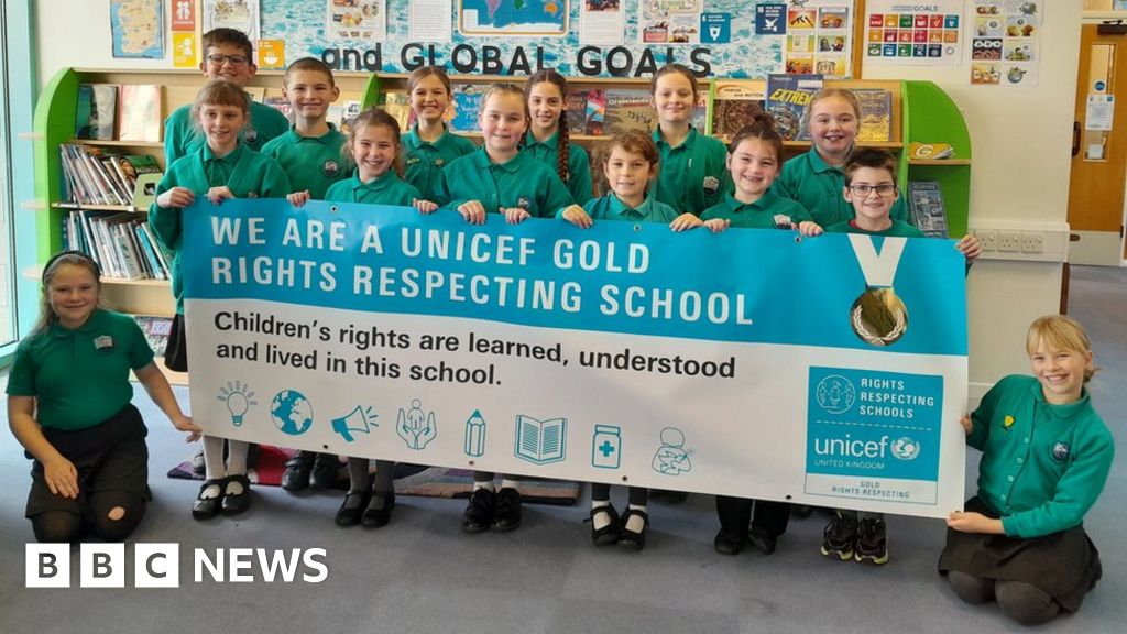Guernsey primary school receives award from Unicef - BBC News