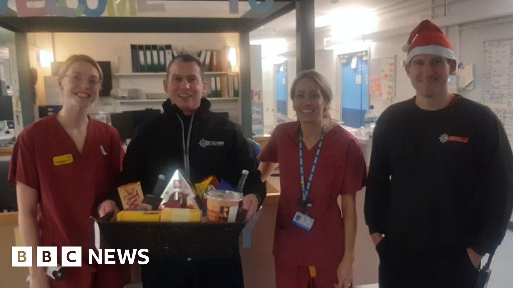 Bristol firefighters deliver hampers to nurses - BBC News