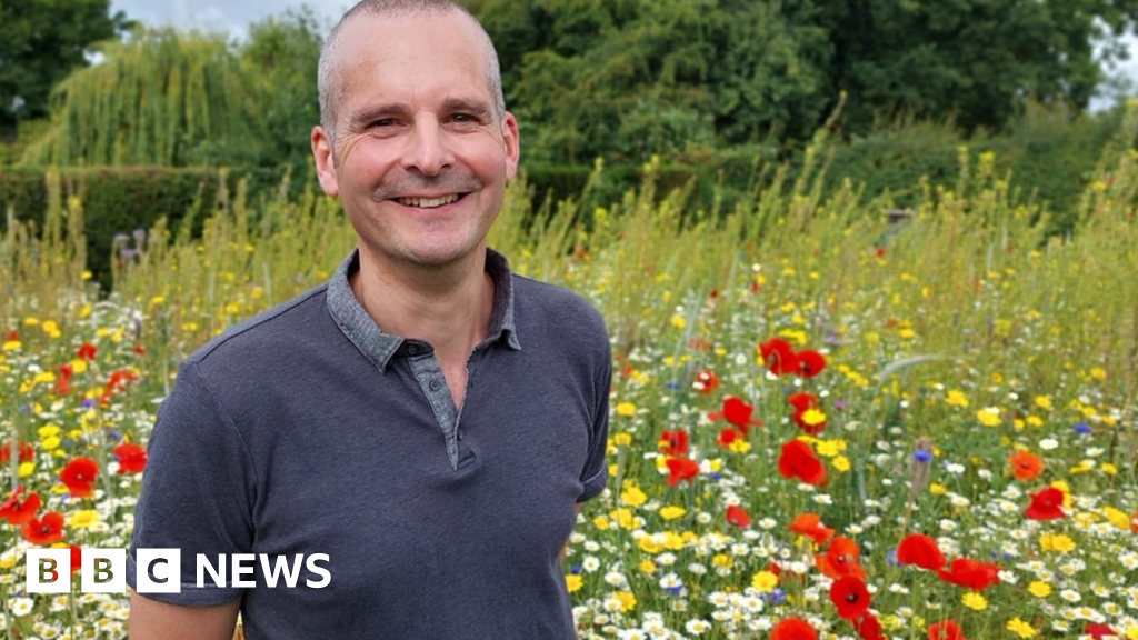 Worcester academic transforms garden into wildlife haven - BBC News
