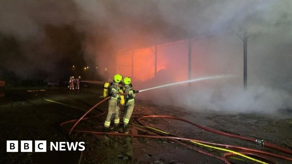 Barn fire in Buckinghamshire causes smoke to drift across A40 - BBC News