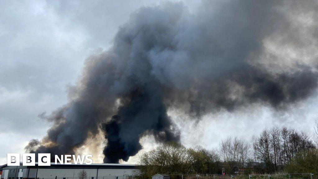 Large fire at Burton-upon-Trent animal feed factory - BBC News