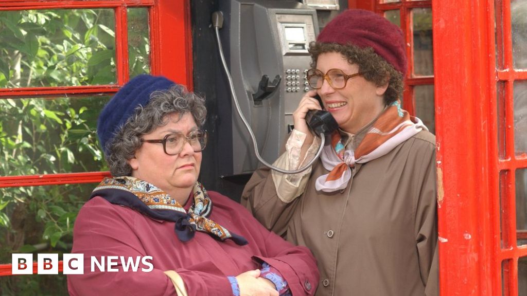 French and Saunders reunite for Christmas special - BBC News