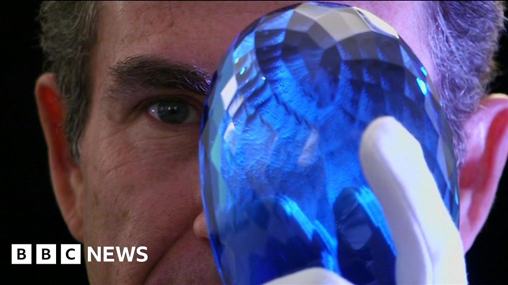 Huge blue topaz stone on loan to Natural History Museum - BBC News