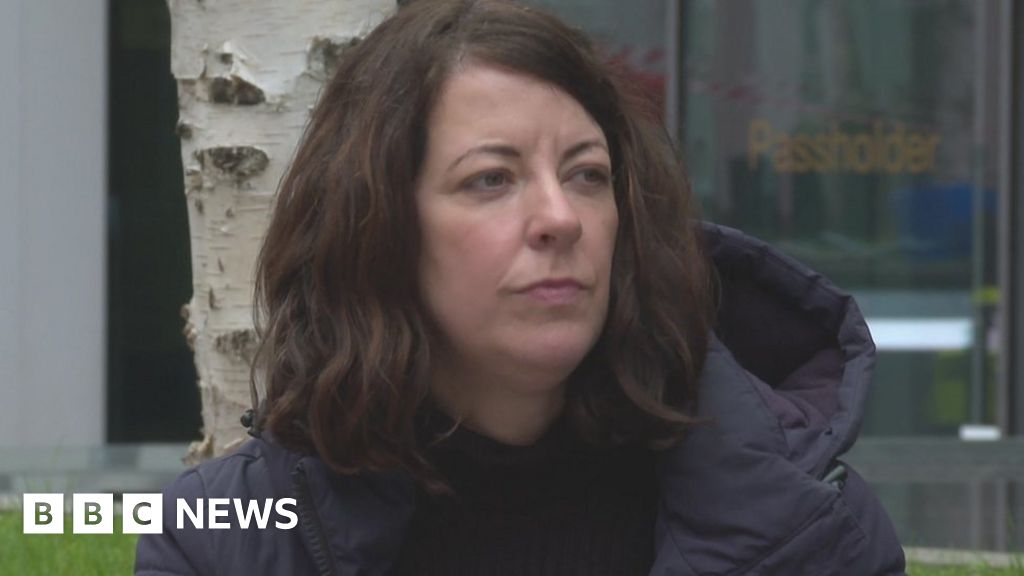 Kelly Fitzgibbons: Gun victim's twin to be consulted in review - BBC News