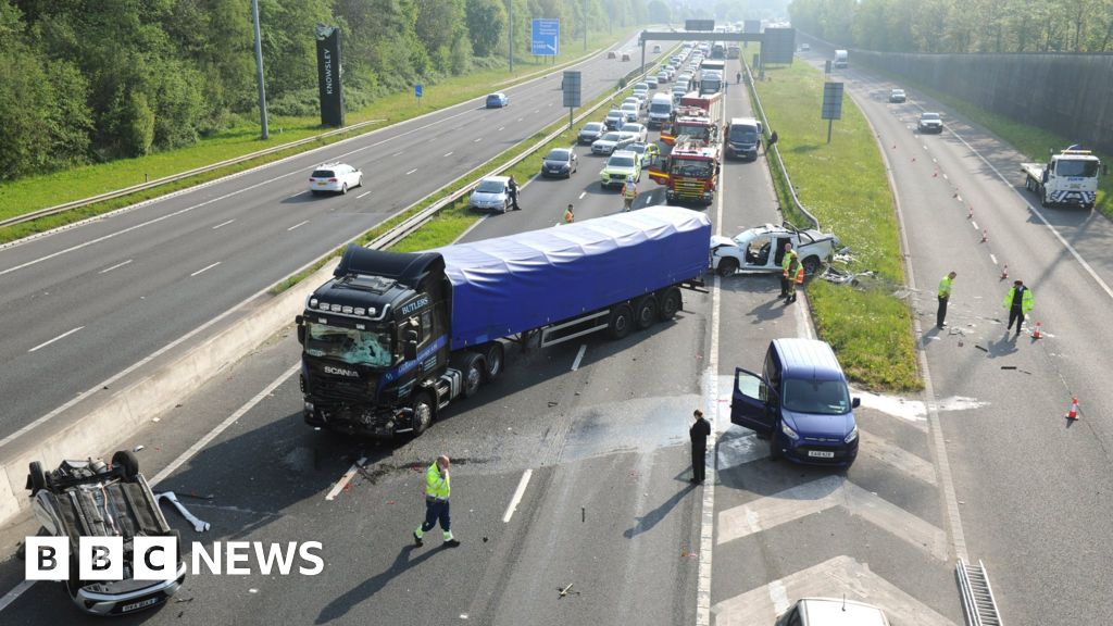 Man seriously injured in M62 crash near Liverpool - BBC News