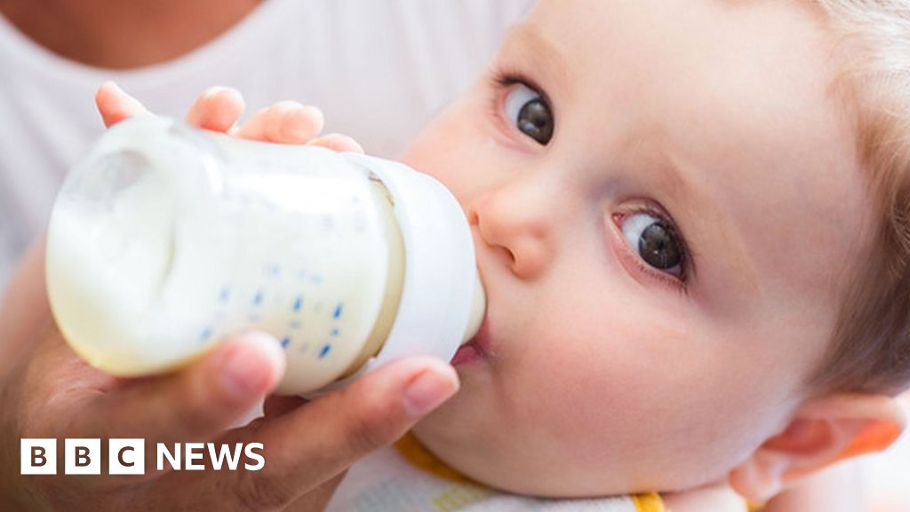 Bottle feeding is a woman's right, midwives told - BBC News